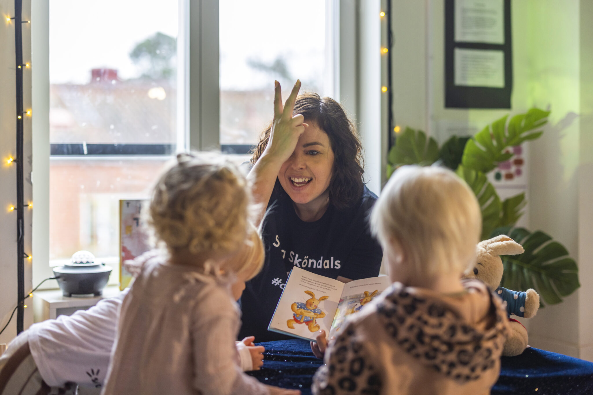 pedagog-och-barn-laser-och-leker (2) | Stora Sköndal